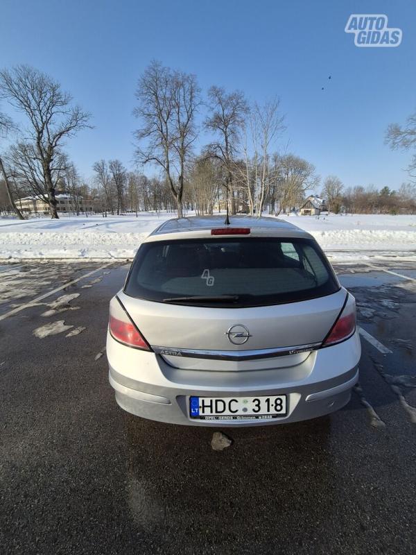 Grey Opel Astra 2005 in Siauliai, with an engine capacity of 1.60 L and mileage of 227 thousand km for 1200 €, photo 3 on AUTOMOTO.COM.LV