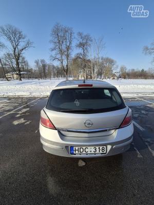 Grey Opel Astra 2005 in Siauliai, with an engine capacity of 1.60 L and mileage of 227 thousand km for 1200 €, photo 3 on AUTOMOTO.COM.LV