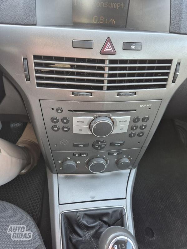 Grey Opel Astra 2005 in Siauliai, with an engine capacity of 1.60 L and mileage of 227 thousand km for 1200 €, photo 7 on AUTOMOTO.COM.LV