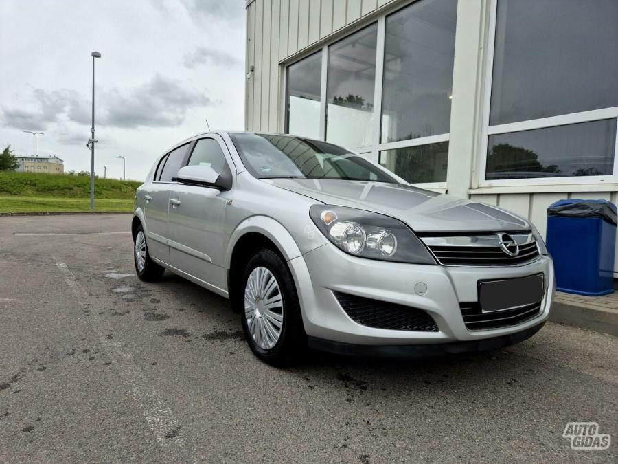 Grey Opel Astra 2005 in Kaunas, with an engine capacity of 1.80 L and mileage of 285 thousand km for 2000 €, photo 1 on AUTOMOTO.COM.LV