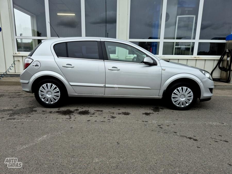 Grey Opel Astra 2005 in Kaunas, with an engine capacity of 1.80 L and mileage of 285 thousand km for 2000 €, photo 3 on AUTOMOTO.COM.LV