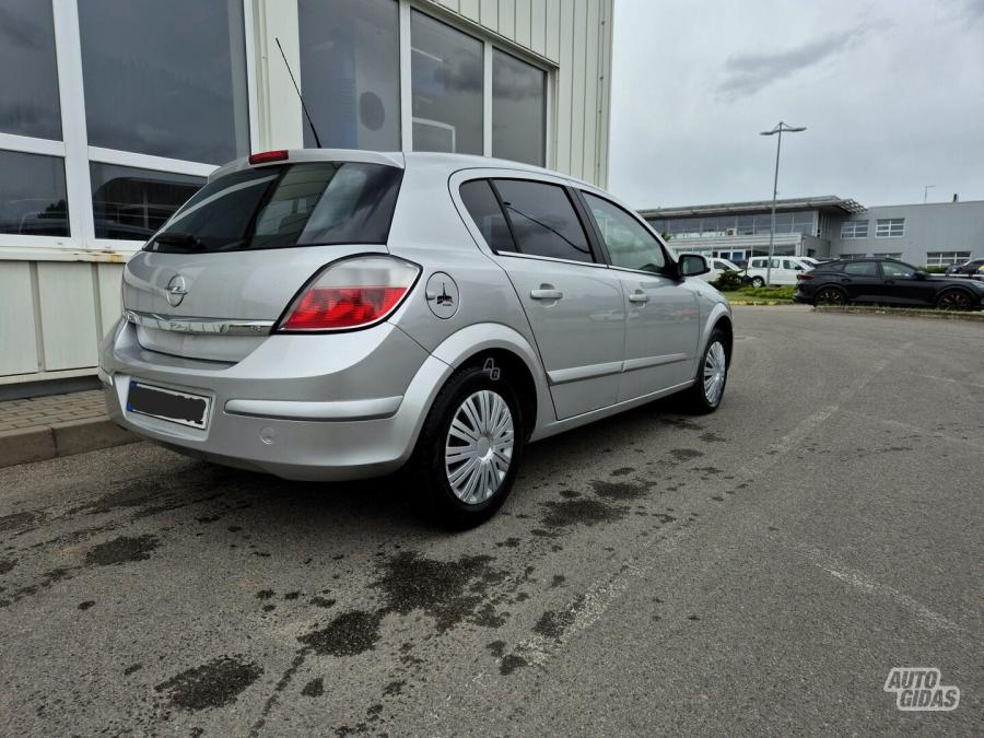 Grey Opel Astra 2005 in Kaunas, with an engine capacity of 1.80 L and mileage of 285 thousand km for 2000 €, photo 4 on AUTOMOTO.COM.LV