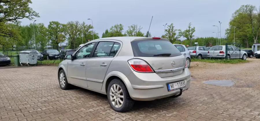 Pelēks Opel Astra 2005 Valmiera, ar dzinēja tilpumu 1.70 L un nobraukumu 320 tūkst. km par 770 €, foto 5 vietnē AUTOMOTO.COM.LV