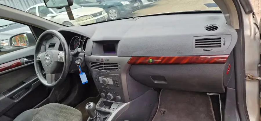 Pelēks Opel Astra 2005 Valmiera, ar dzinēja tilpumu 1.70 L un nobraukumu 320 tūkst. km par 770 €, foto 10 vietnē AUTOMOTO.COM.LV