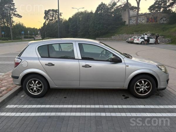 Pelēks Opel Astra 2005 Ventspils, ar dzinēja tilpumu 1.40 L un nobraukumu 120 tūkst. km par 1200 €, foto 3 vietnē AUTOMOTO.COM.LV