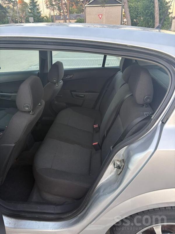 Pelēks Opel Astra 2005 Ventspils, ar dzinēja tilpumu 1.40 L un nobraukumu 120 tūkst. km par 1200 €, foto 10 vietnē AUTOMOTO.COM.LV