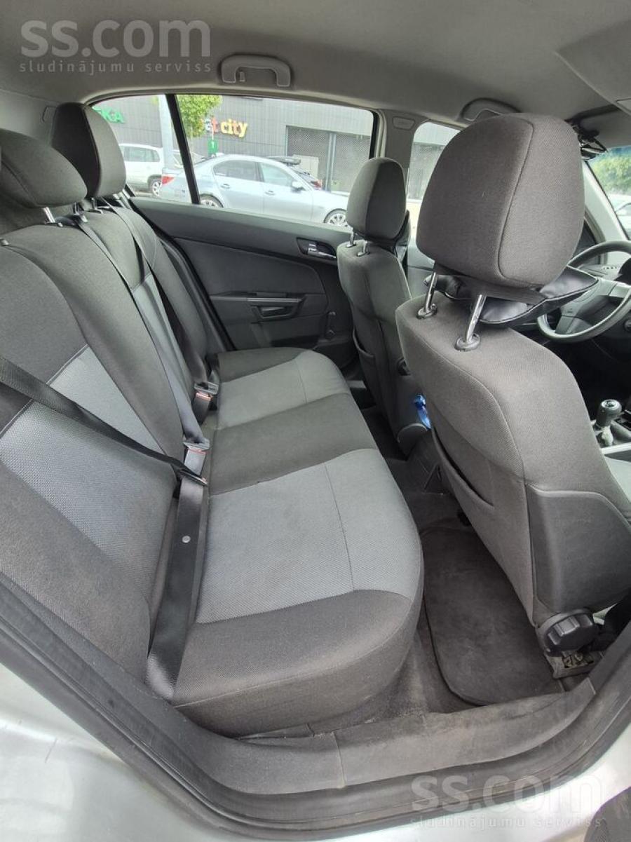 Grey Opel Astra 2005 in Riga, with an engine capacity of 1.80 L and mileage of 246 thousand km for 1050 €, photo 7 on AUTOMOTO.COM.LV
