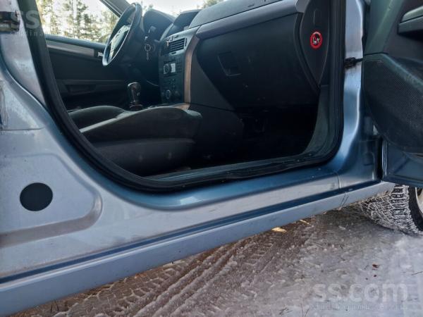 Grey Opel Astra 2005 in Valmiera, with an engine capacity of 1.70 L and mileage of 284 thousand km for 1150 €, photo 10 on AUTOMOTO.COM.LV