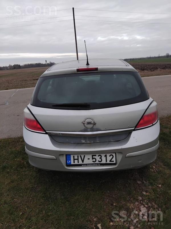 Grey Opel Astra 2005 in Bauska, with an engine capacity of 1.40 L and mileage of 304 thousand km for 800 €, photo 2 on AUTOMOTO.COM.LV
