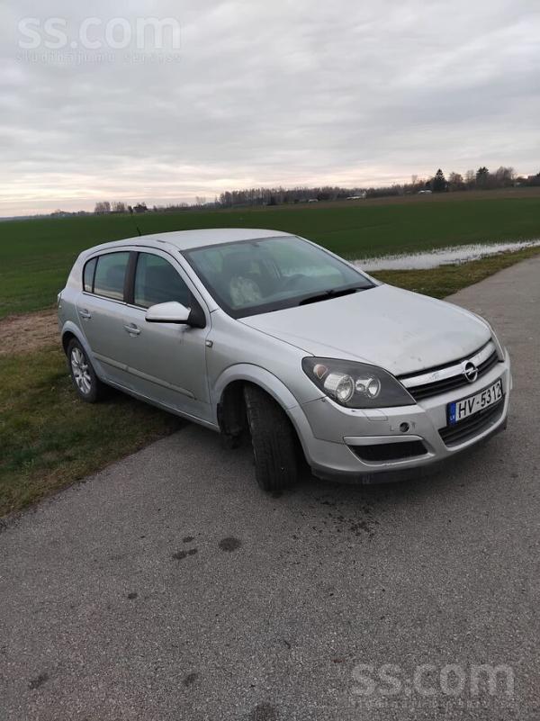 Grey Opel Astra 2005 in Bauska, with an engine capacity of 1.40 L and mileage of 304 thousand km for 800 €, photo 3 on AUTOMOTO.COM.LV