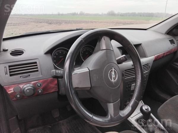 Grey Opel Astra 2005 in Bauska, with an engine capacity of 1.40 L and mileage of 304 thousand km for 800 €, photo 5 on AUTOMOTO.COM.LV
