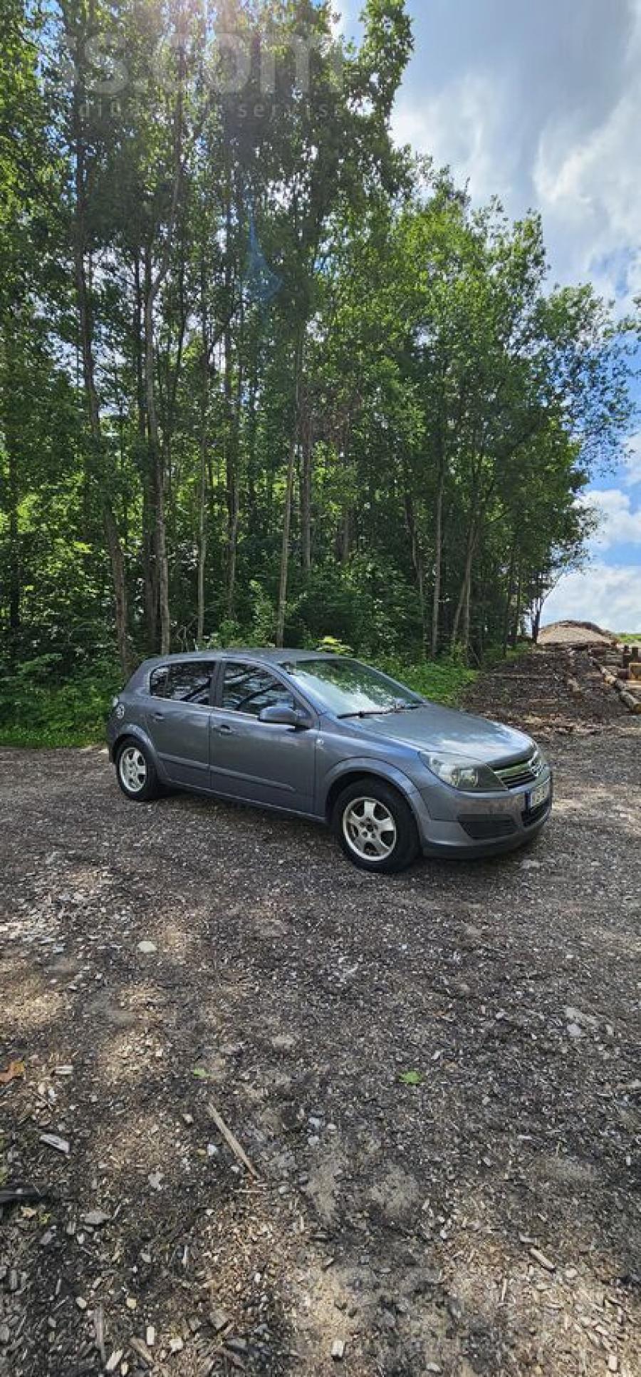 Grey Opel Astra 2005 in Kuldiga, with an engine capacity of 1.70 L and mileage of 327 thousand km for 1150 €, photo 1 on AUTOMOTO.COM.LV