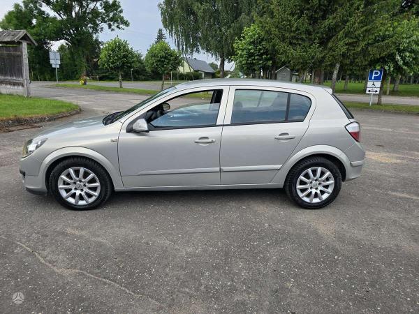 Pelēks Opel Astra 2005 Jurbarkas, ar dzinēja tilpumu 1.91 L un nobraukumu 250 tūkst. km par 1650 €, foto 2 vietnē AUTOMOTO.COM.LV