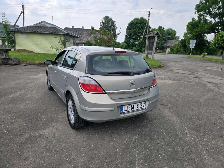 Pelēks Opel Astra 2005 Jurbarkas, ar dzinēja tilpumu 1.91 L un nobraukumu 250 tūkst. km par 1650 €, foto 4 vietnē AUTOMOTO.COM.LV