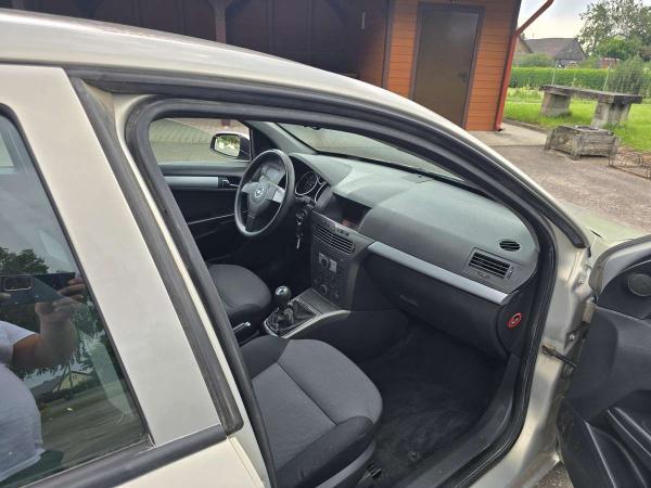 Pelēks Opel Astra 2005 Jurbarkas, ar dzinēja tilpumu 1.91 L un nobraukumu 250 tūkst. km par 1650 €, foto 5 vietnē AUTOMOTO.COM.LV