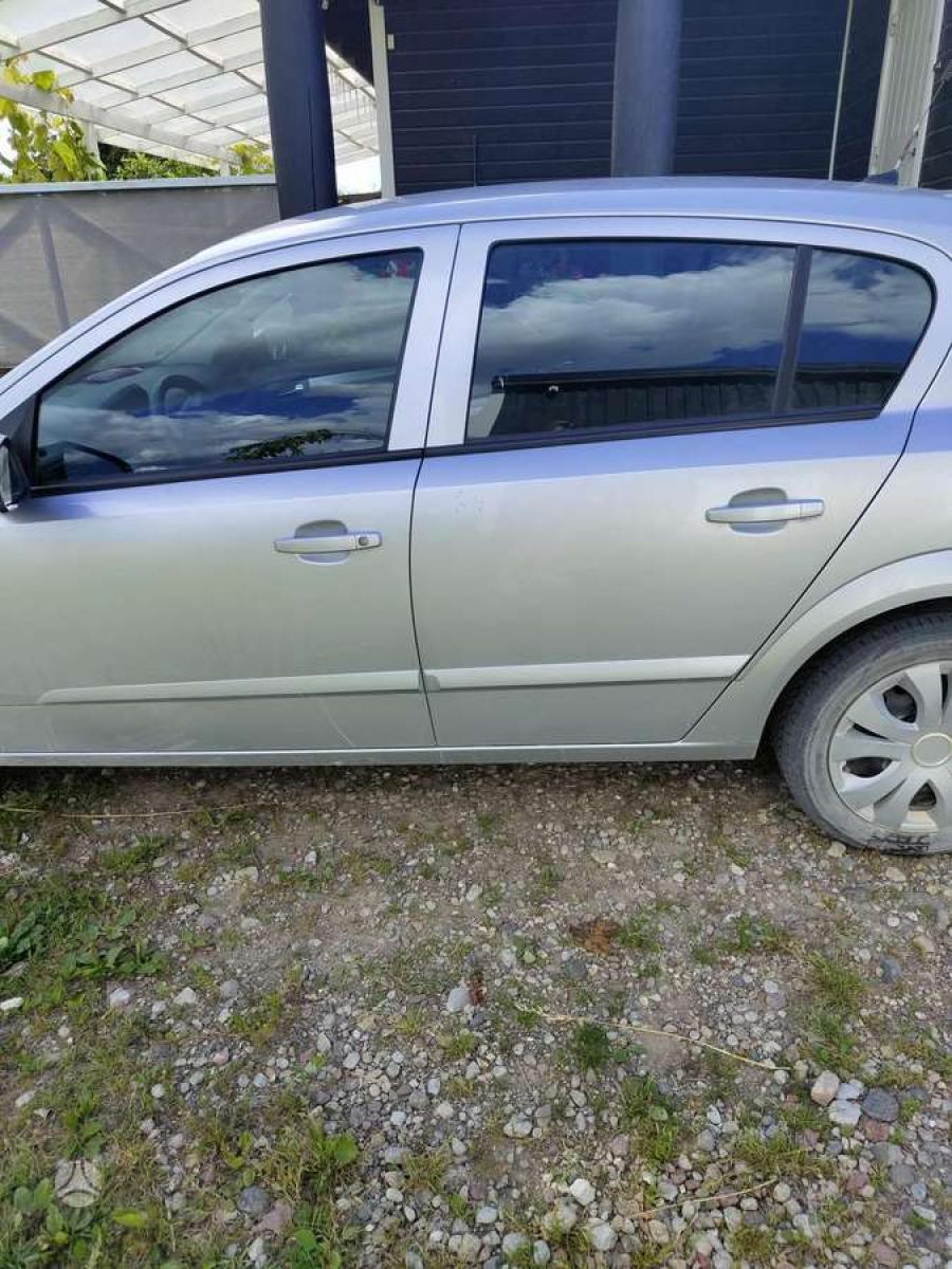 Grey Opel Astra 2005 in Kretinga, with an engine capacity of 1.69 L and mileage of 309 thousand km for 400 €, photo 5 on AUTOMOTO.COM.LV