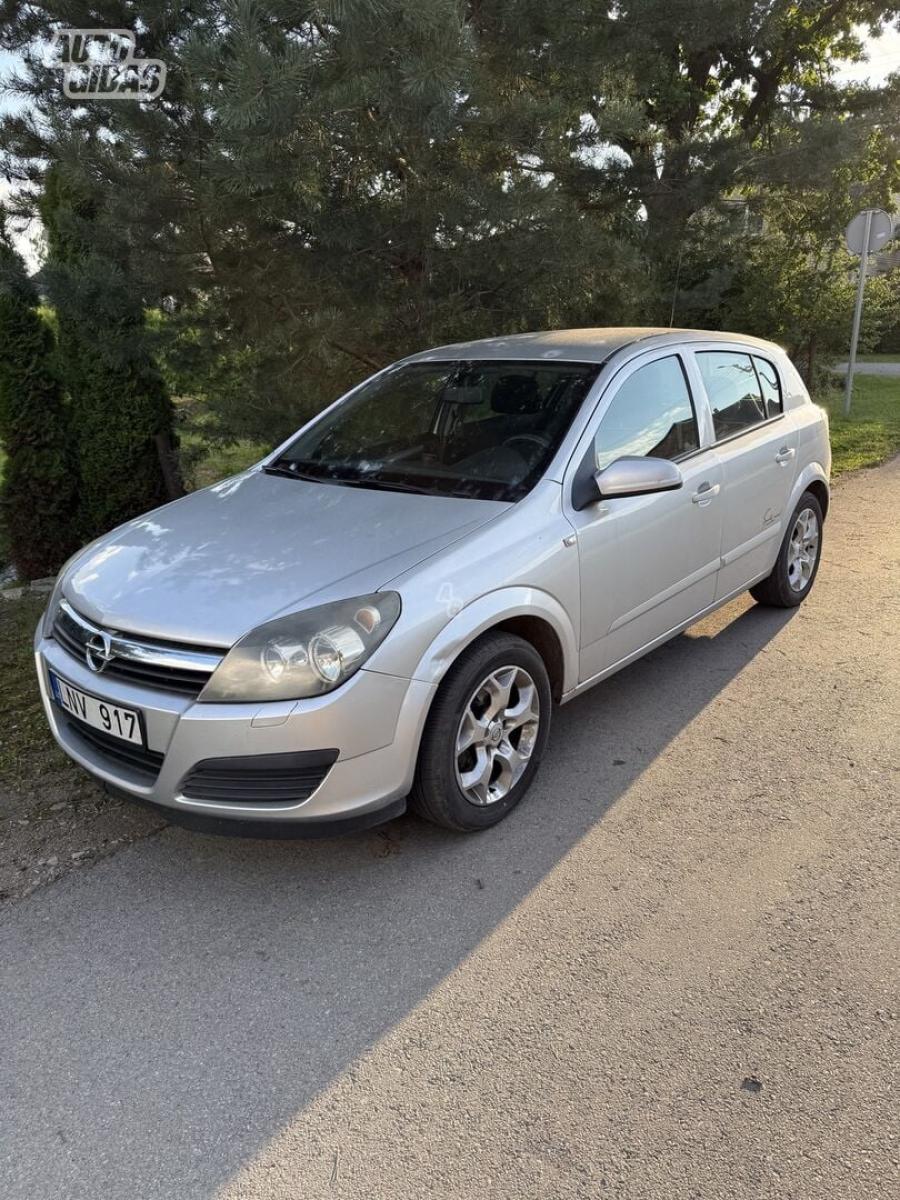 Grey Opel Astra 2005 in Birzai, with an engine capacity of 1.80 L and mileage of 198 thousand km for 1700 €, photo 1 on AUTOMOTO.COM.LV