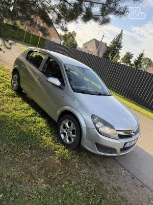 Grey Opel Astra 2005 in Birzai, with an engine capacity of 1.80 L and mileage of 198 thousand km for 1700 €, photo 3 on AUTOMOTO.COM.LV