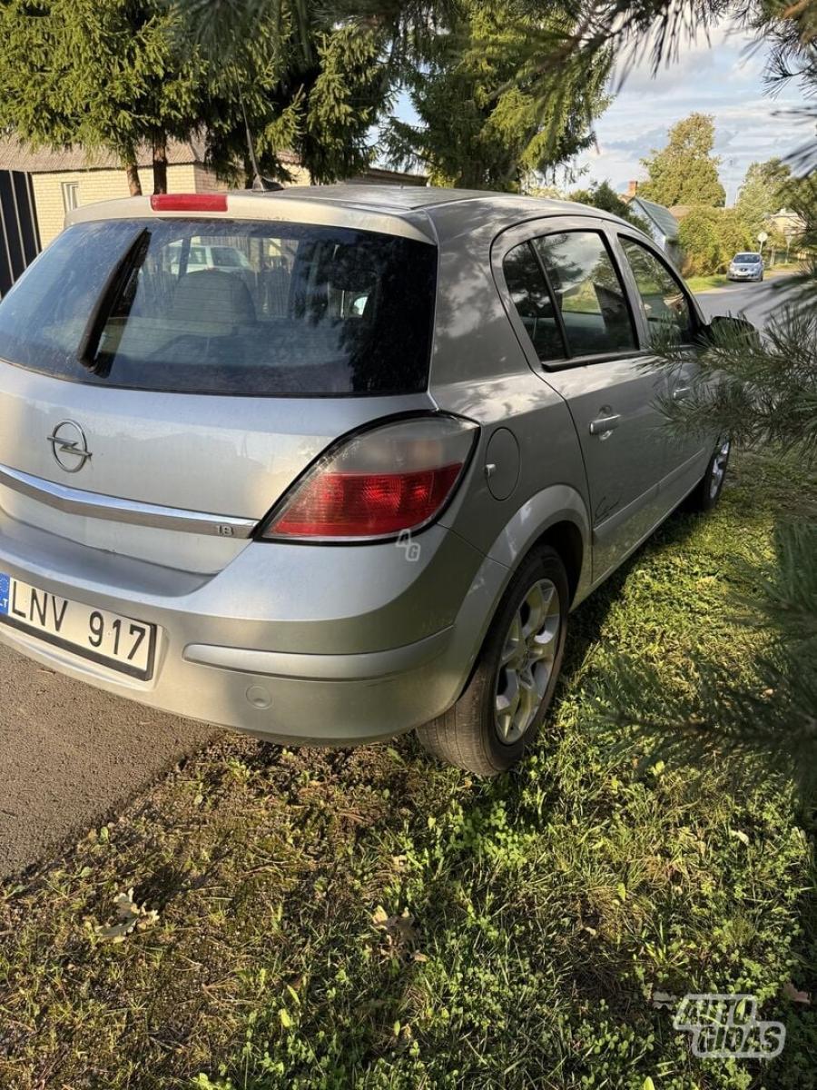 Grey Opel Astra 2005 in Birzai, with an engine capacity of 1.80 L and mileage of 198 thousand km for 1700 €, photo 4 on AUTOMOTO.COM.LV