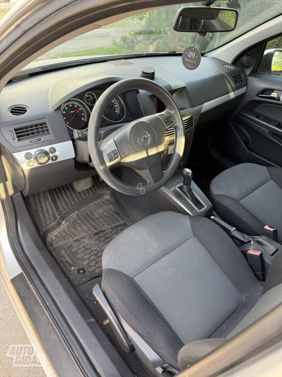 Grey Opel Astra 2005 in Birzai, with an engine capacity of 1.80 L and mileage of 198 thousand km for 1700 €, photo 6 on AUTOMOTO.COM.LV