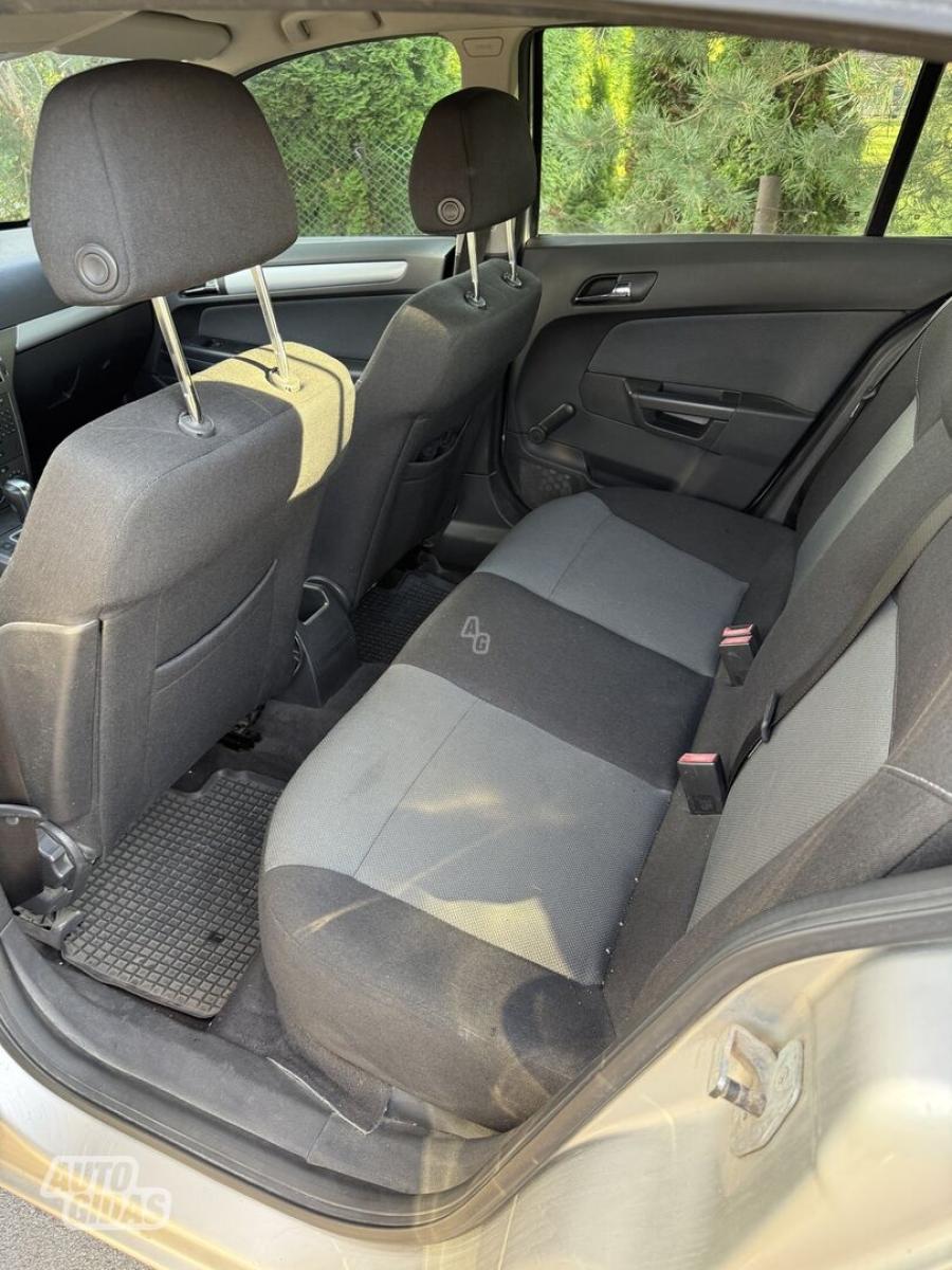Grey Opel Astra 2005 in Birzai, with an engine capacity of 1.80 L and mileage of 198 thousand km for 1700 €, photo 7 on AUTOMOTO.COM.LV