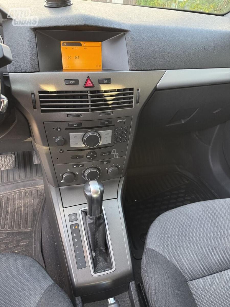 Grey Opel Astra 2005 in Birzai, with an engine capacity of 1.80 L and mileage of 198 thousand km for 1700 €, photo 8 on AUTOMOTO.COM.LV