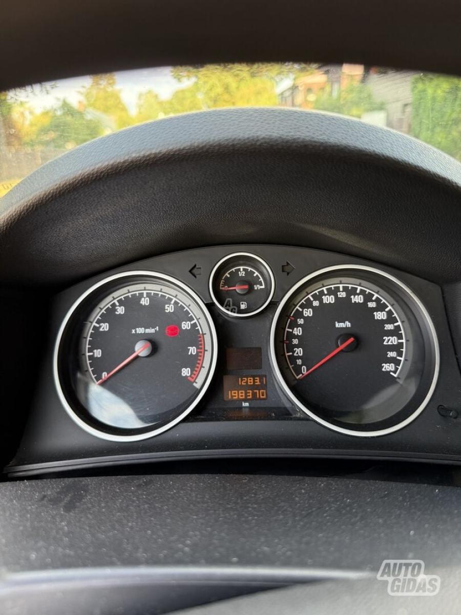 Grey Opel Astra 2005 in Birzai, with an engine capacity of 1.80 L and mileage of 198 thousand km for 1700 €, photo 9 on AUTOMOTO.COM.LV