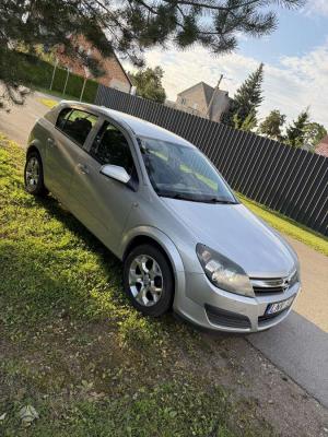 Grey Opel Astra 2005 in Birzai, with an engine capacity of 1.80 L and mileage of 198 thousand km for 1700 €, photo 3 on AUTOMOTO.COM.LV