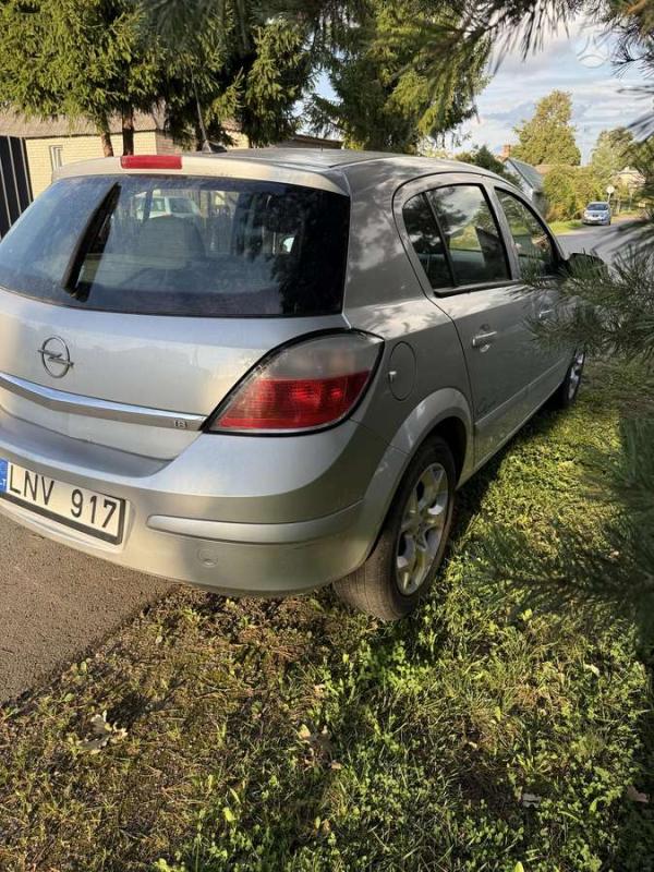 Grey Opel Astra 2005 in Birzai, with an engine capacity of 1.80 L and mileage of 198 thousand km for 1700 €, photo 4 on AUTOMOTO.COM.LV