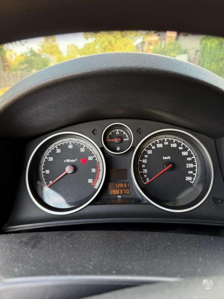 Grey Opel Astra 2005 in Birzai, with an engine capacity of 1.80 L and mileage of 198 thousand km for 1700 €, photo 6 on AUTOMOTO.COM.LV