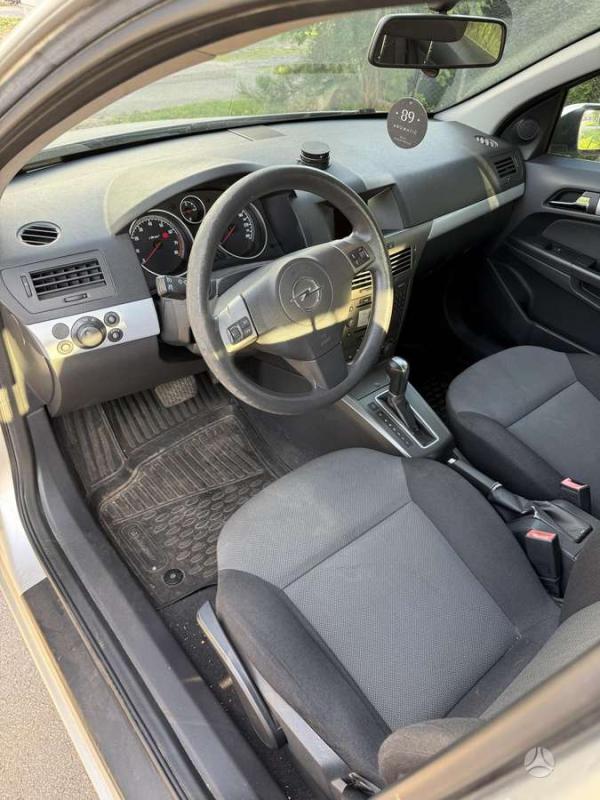Grey Opel Astra 2005 in Birzai, with an engine capacity of 1.80 L and mileage of 198 thousand km for 1700 €, photo 8 on AUTOMOTO.COM.LV