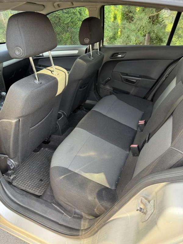 Grey Opel Astra 2005 in Birzai, with an engine capacity of 1.80 L and mileage of 198 thousand km for 1700 €, photo 9 on AUTOMOTO.COM.LV