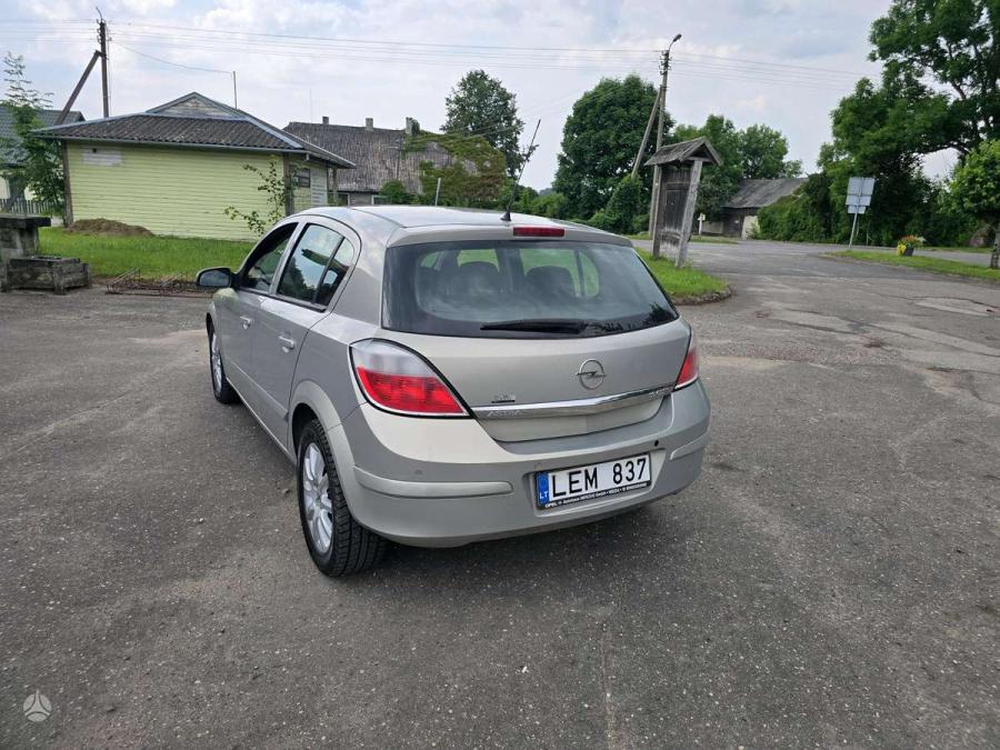 Grey Opel Astra 2005 in Jurbarkas, with an engine capacity of 1.91 L and mileage of 250 thousand km for 1650 €, photo 4 on AUTOMOTO.COM.LV