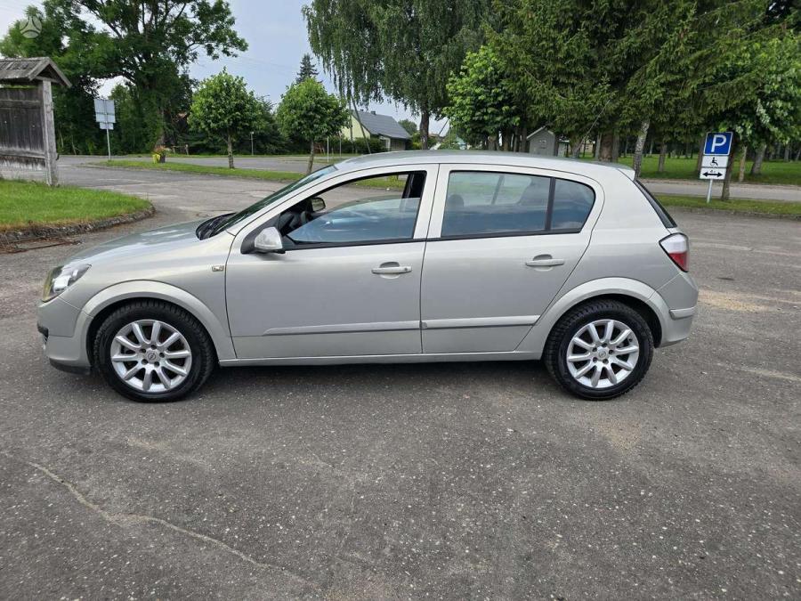 Grey Opel Astra 2005 in Jurbarkas, with an engine capacity of 1.91 L and mileage of 250 thousand km for 1650 €, photo 5 on AUTOMOTO.COM.LV
