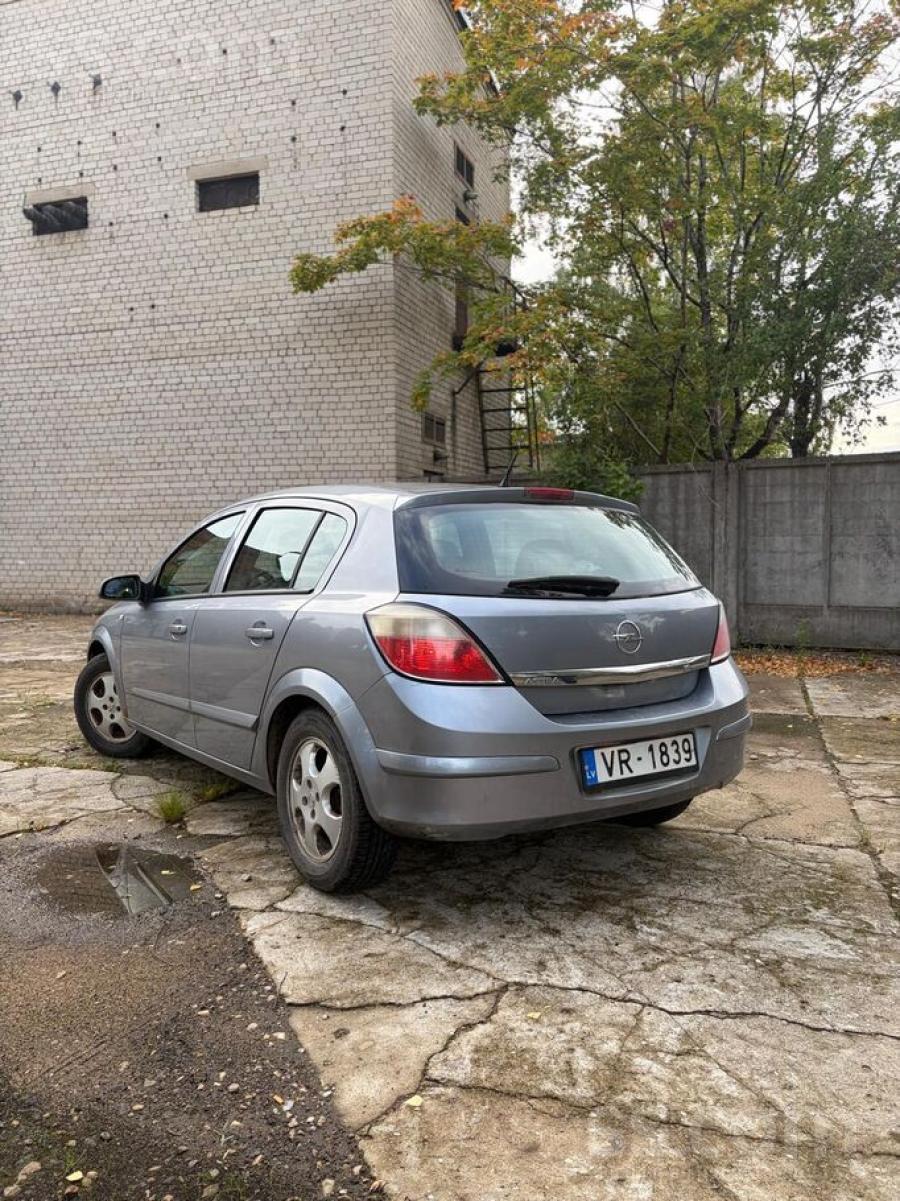 Grey Opel Astra 2005 in Cesis, with an engine capacity of 1.60 L and mileage of 297 thousand km for 1000 €, photo 1 on AUTOMOTO.COM.LV