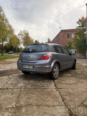 Grey Opel Astra 2005 in Cesis, with an engine capacity of 1.60 L and mileage of 297 thousand km for 1000 €, photo 3 on AUTOMOTO.COM.LV