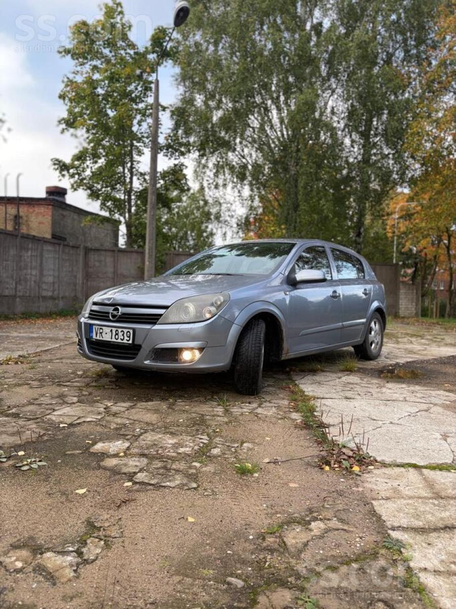 Grey Opel Astra 2005 in Cesis, with an engine capacity of 1.60 L and mileage of 297 thousand km for 1000 €, photo 4 on AUTOMOTO.COM.LV