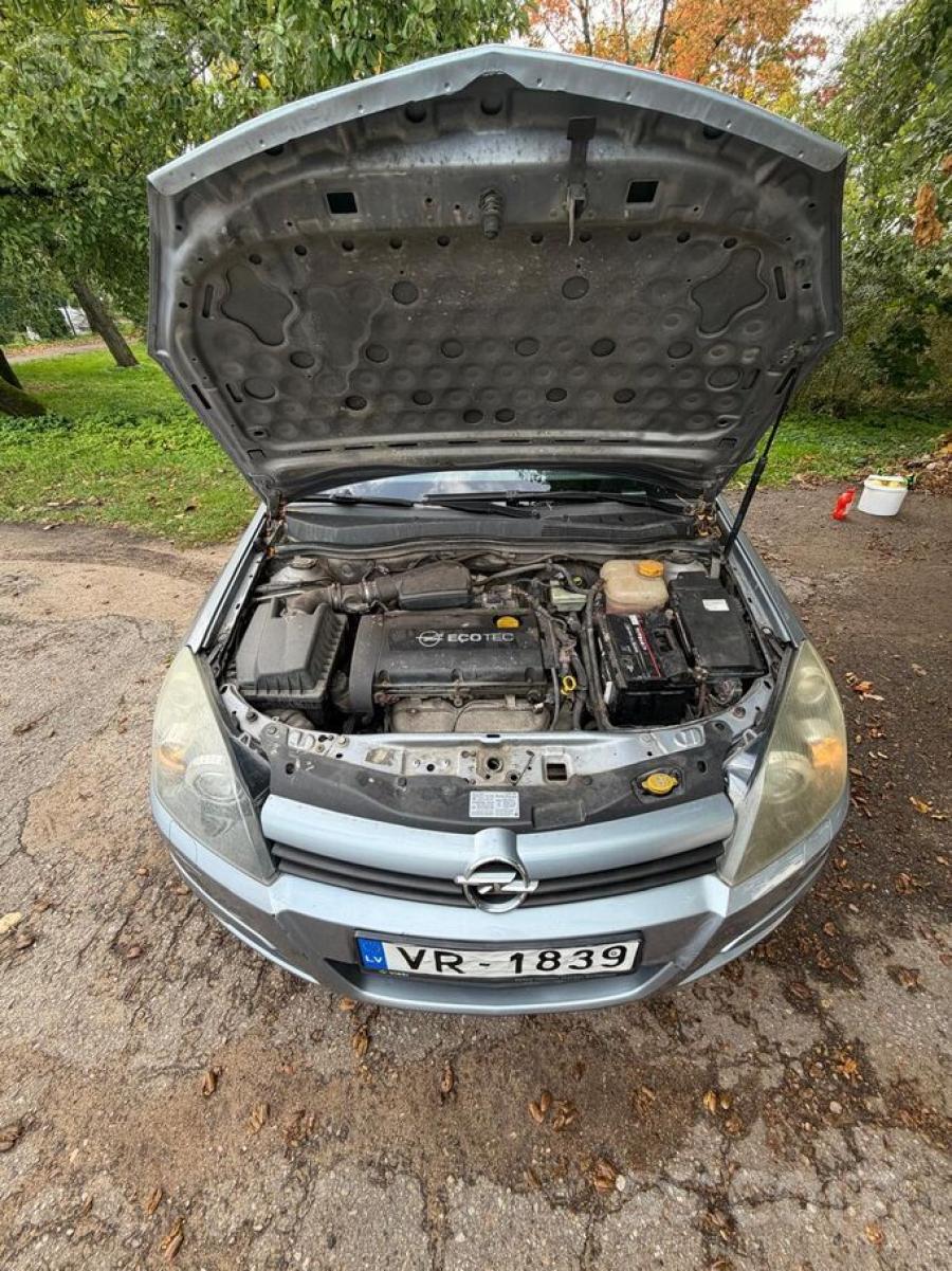 Grey Opel Astra 2005 in Cesis, with an engine capacity of 1.60 L and mileage of 297 thousand km for 1000 €, photo 7 on AUTOMOTO.COM.LV