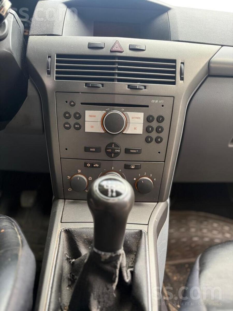 Grey Opel Astra 2005 in Cesis, with an engine capacity of 1.60 L and mileage of 297 thousand km for 1000 €, photo 8 on AUTOMOTO.COM.LV