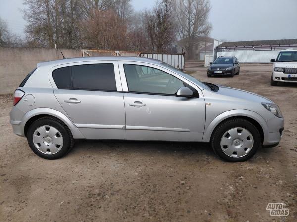 Grey Opel Astra 2005 in Vilkaviskis, with an engine capacity of 1.80 L and mileage of 241 thousand km for 1450 €, photo 1 on AUTOMOTO.COM.LV
