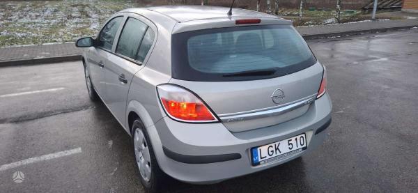 Grey Opel Astra 2006 in Raseiniai, with an engine capacity of 1.90 L and mileage of 228 thousand km for 1700 €, photo 4 on AUTOMOTO.COM.LV