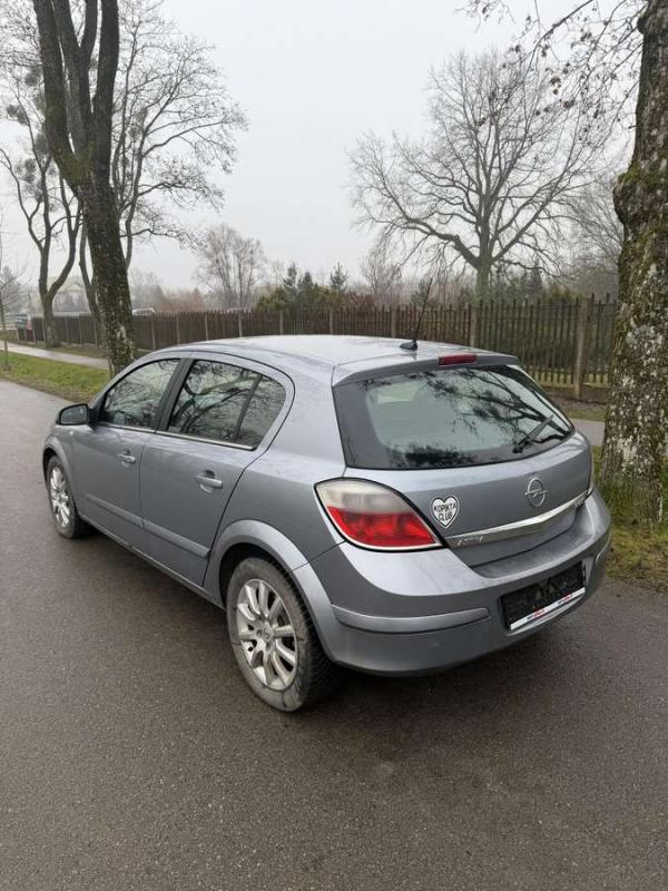 Grey Opel Astra 2006 in Kaunas, with an engine capacity of 1.91 L and mileage of 245 thousand km for 770 €, photo 10 on AUTOMOTO.COM.LV