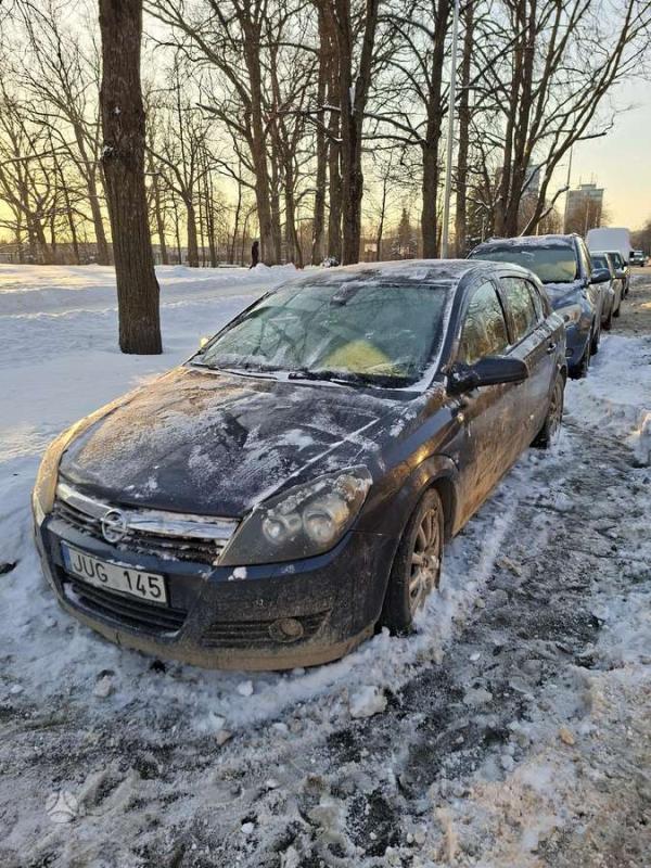 Pelēks Opel Astra 2006 Viļņa, ar dzinēja tilpumu 1.69 L un nobraukumu 265 tūkst. km par 600 €, foto 2 vietnē AUTOMOTO.COM.LV