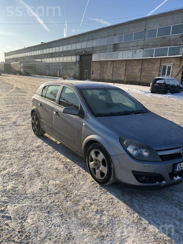Grey Opel Astra 2006 in Riga, with an engine capacity of 1.90 L and mileage of 239 thousand km for 1300 €, photo 1 on AUTOMOTO.COM.LV