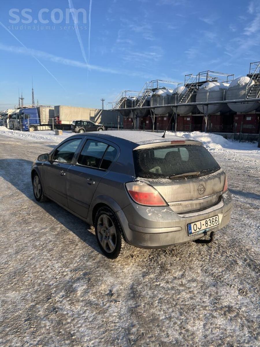 Grey Opel Astra 2006 in Riga, with an engine capacity of 1.90 L and mileage of 239 thousand km for 1300 €, photo 4 on AUTOMOTO.COM.LV