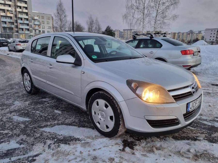 Grey Opel Astra 2006 in Vilnius, with an engine capacity of 1.80 L and mileage of 183 thousand km for 1400 €, photo 1 on AUTOMOTO.COM.LV