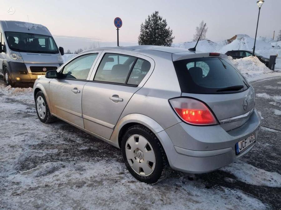Grey Opel Astra 2006 in Vilnius, with an engine capacity of 1.80 L and mileage of 183 thousand km for 1400 €, photo 8 on AUTOMOTO.COM.LV
