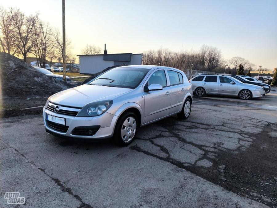 Grey Opel Astra 2006 in Kaunas, with an engine capacity of 1.90 L and mileage of 300 thousand km for 1900 €, photo 1 on AUTOMOTO.COM.LV