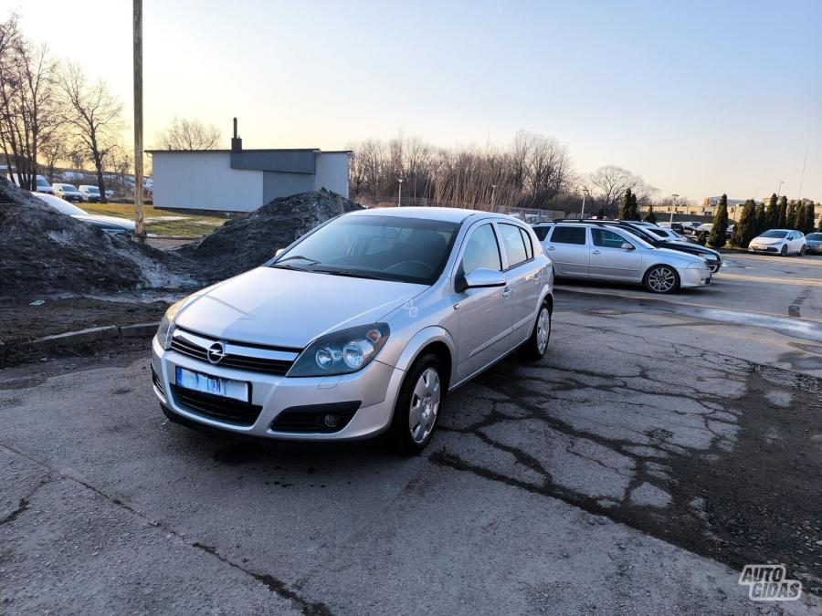 Grey Opel Astra 2006 in Kaunas, with an engine capacity of 1.90 L and mileage of 300 thousand km for 1900 €, photo 2 on AUTOMOTO.COM.LV