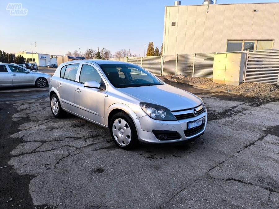 Grey Opel Astra 2006 in Kaunas, with an engine capacity of 1.90 L and mileage of 300 thousand km for 1900 €, photo 3 on AUTOMOTO.COM.LV